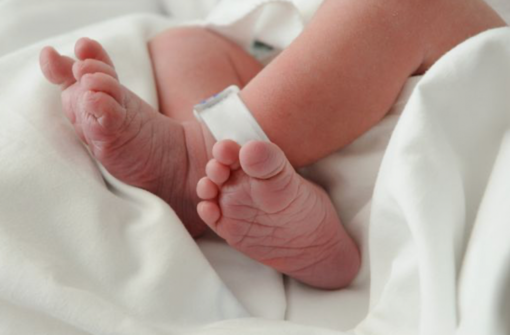 Bayi Mati Hidup Semula & Menangis Ketika Upacara Pengebumian