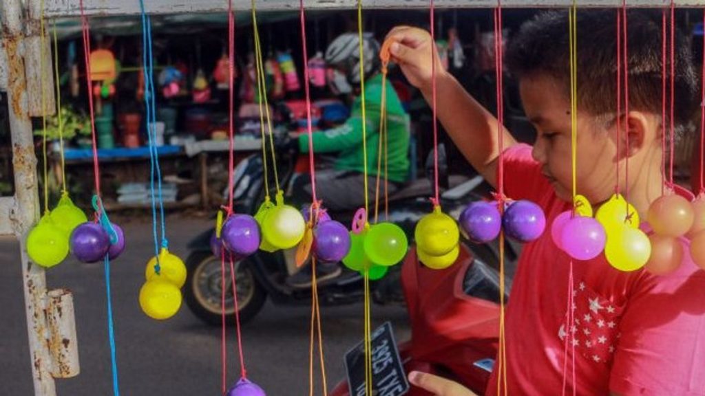 Viral Mainan Lato-Lato Buat Anak Ketagih, Rupanya Bahaya & Pastikan ...