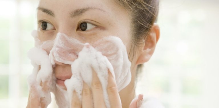 6 Tips Hilangkan Kulit Berminyak Paling Berkesan