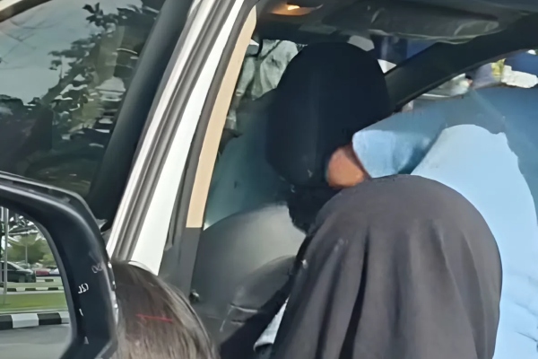 Bapa Henyak & Menampar Anak Kecil Dalam Kereta Sebab Nakal!