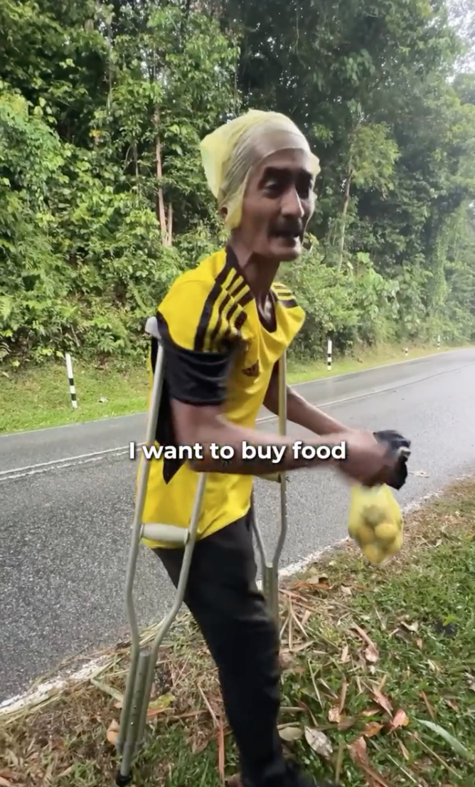 Lelaki Kaki Kudung Gagah Cari Makan Dalam Hujan Seorang Diri