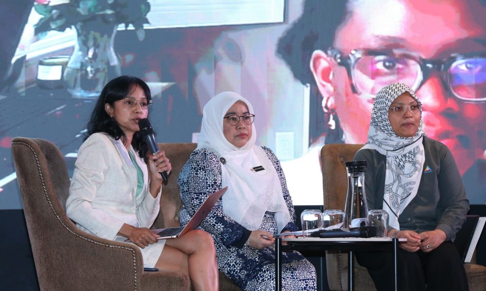 Ibu Ayah, Jaga Anak Di Alam Maya! ASEAN ICT Forum 2025 Tekankan ...