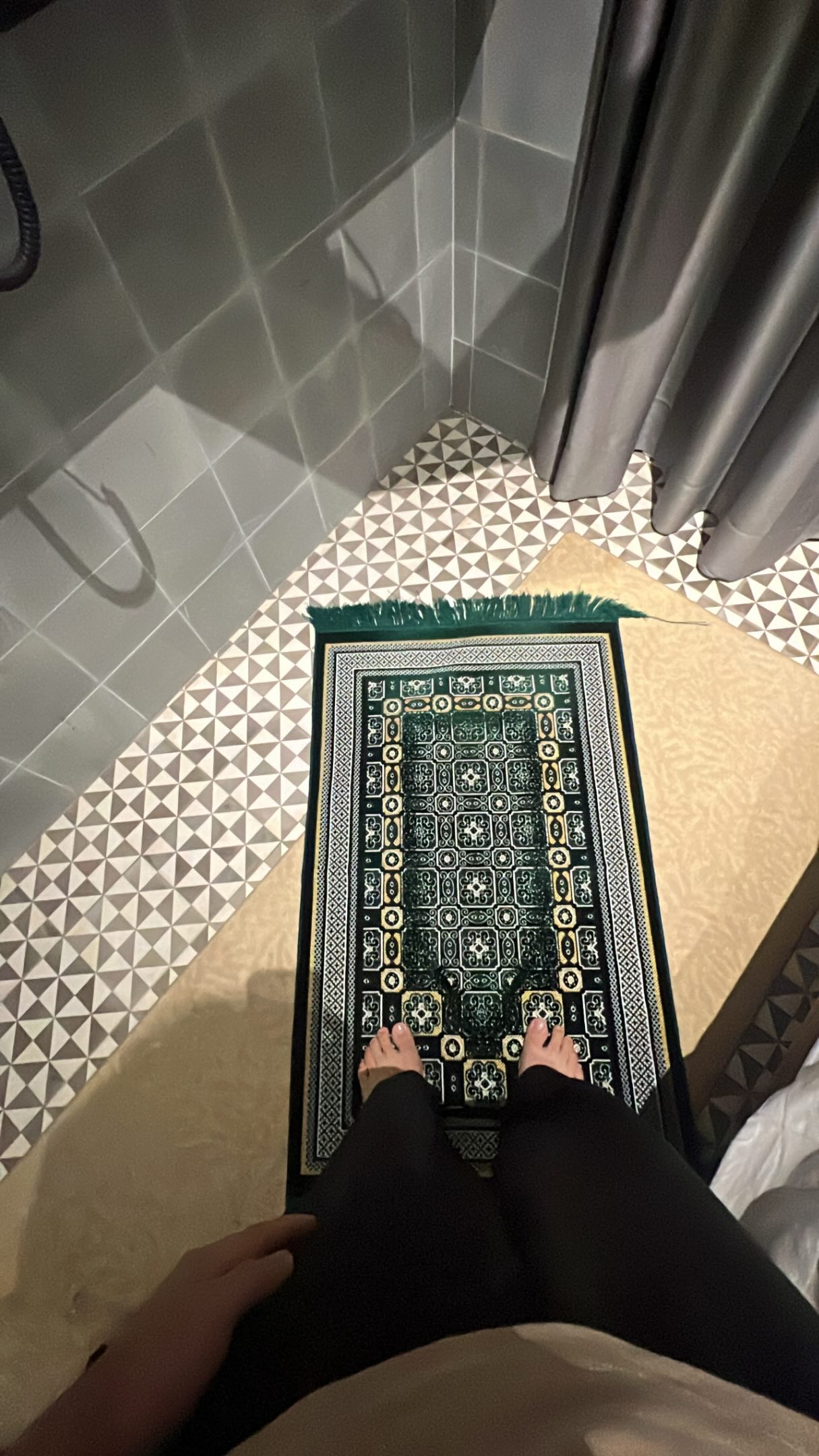 Sejadah Terbalik Ketika Solat, Sah Atau Kena Ulang Semula?