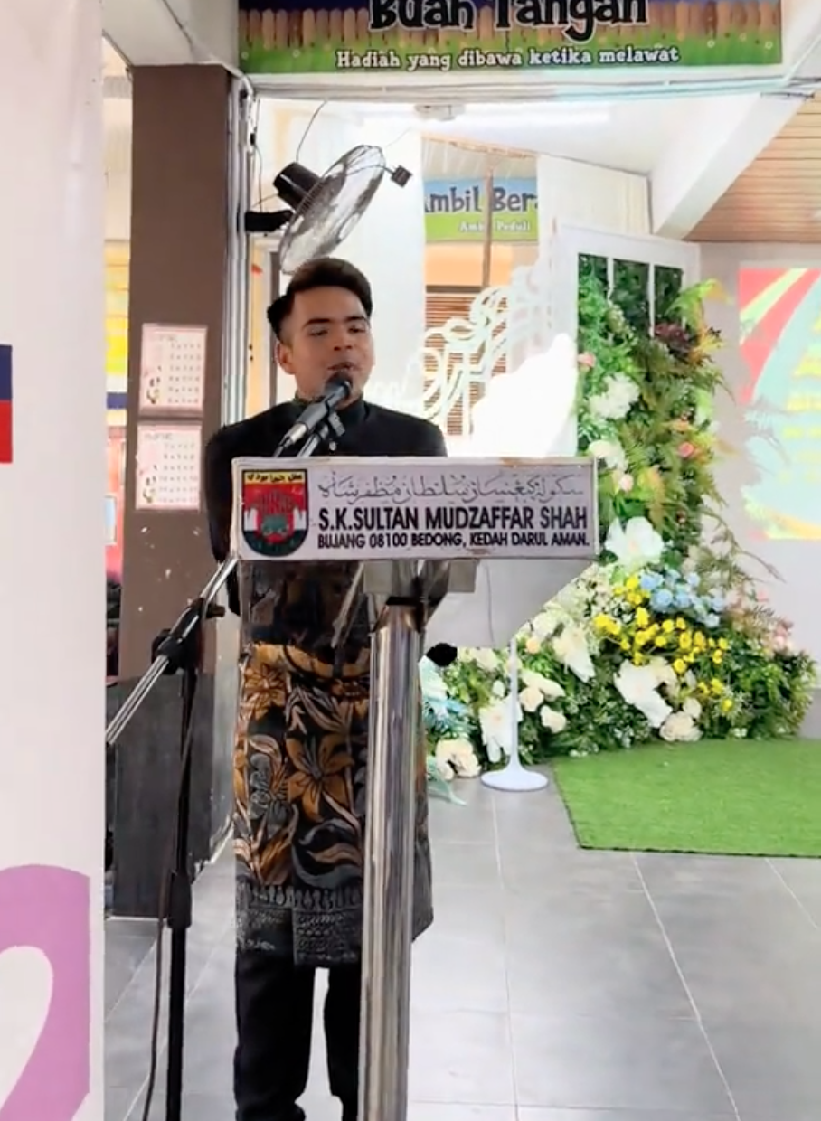 Faiz Aizif Rasmi Majlis Anugerah Akademik Sekolah Rendah