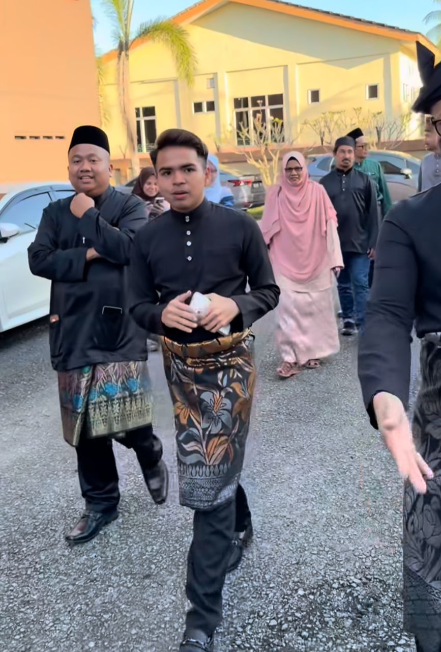 Faiz Aizif Rasmi Majlis Anugerah Akademik Sekolah Rendah