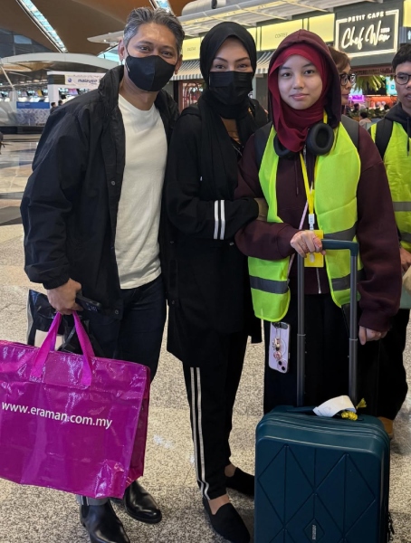 Engku Aleesya Ke Oxford, Dihantar Ayah, Mom & Uncle Ezwan!