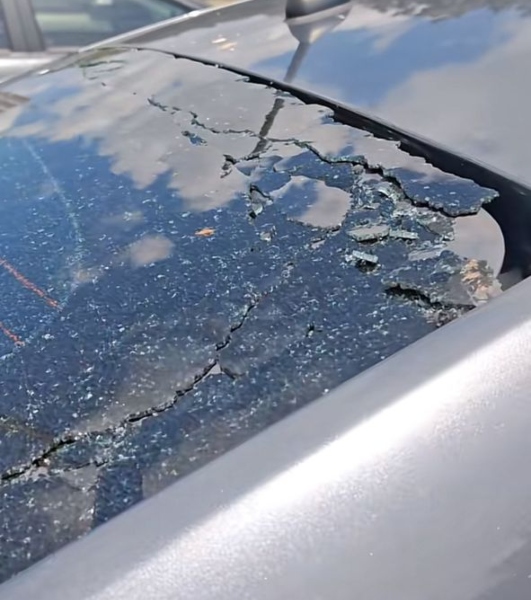 Pemuda Terkejut Cermin Kereta Retak Akibat Panas Rugi 3 Ribu