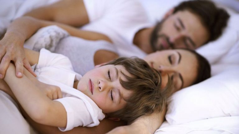5 Tanda Anak Kita Dah Sedia Diasingkan Tempat Tidur. Elok Mula Awal!
